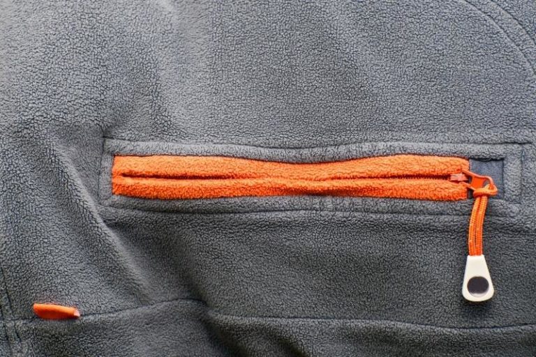 Should You Zip Pockets Before Washing Clothes?