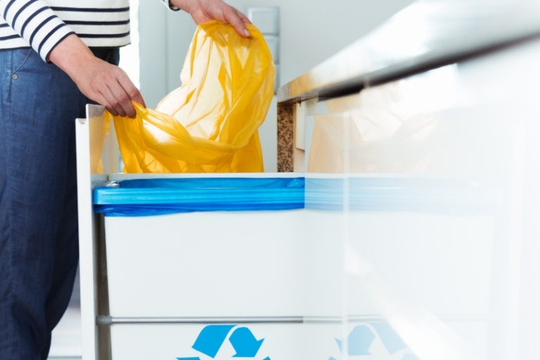 How to Clean a Kitchen Bin