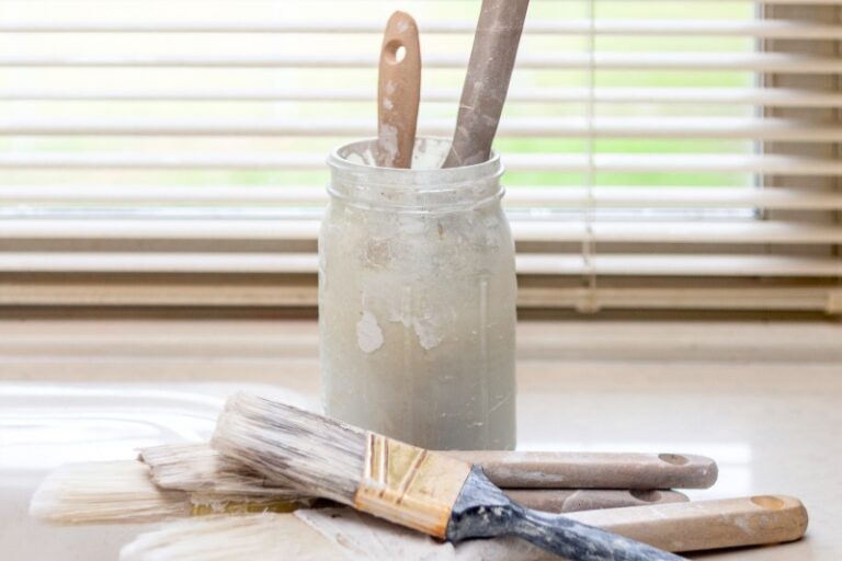 How to Clean Gloss Paint Off Brushes