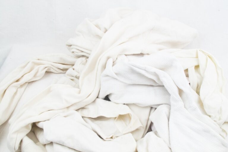 How to Whiten Clothes That Have Greyed