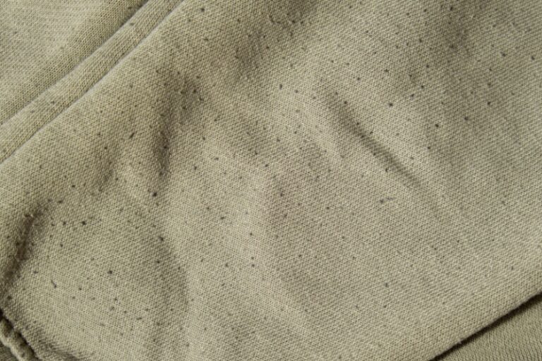 How to Get Lint Off Clothes